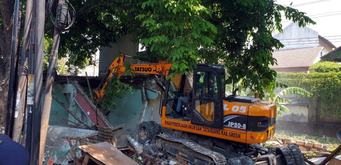 Gunakan Ekskavator, 22 Warung di Manyar Akhirnya Dibongkar - info GRESIK