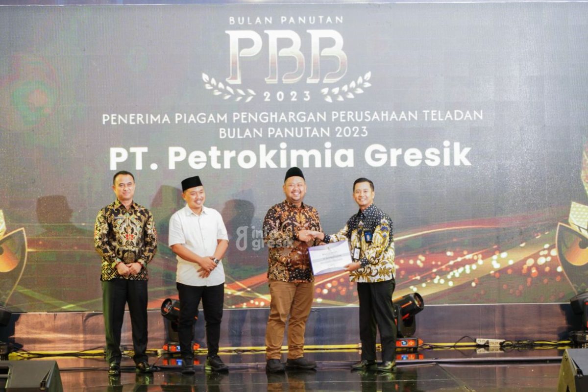 Bayar Pajak hingga Rp 27,4 Miliar, Petrokimia Gresik Dapat Penghargaan dari Bupati - info GRESIK